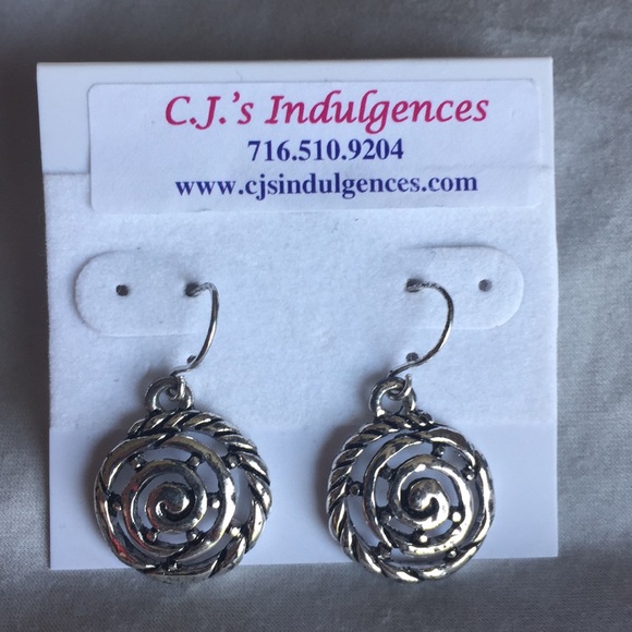 C.J.’s Indulgences | Jewelry | Nwt Shell Necklace And Earrings | Poshmark